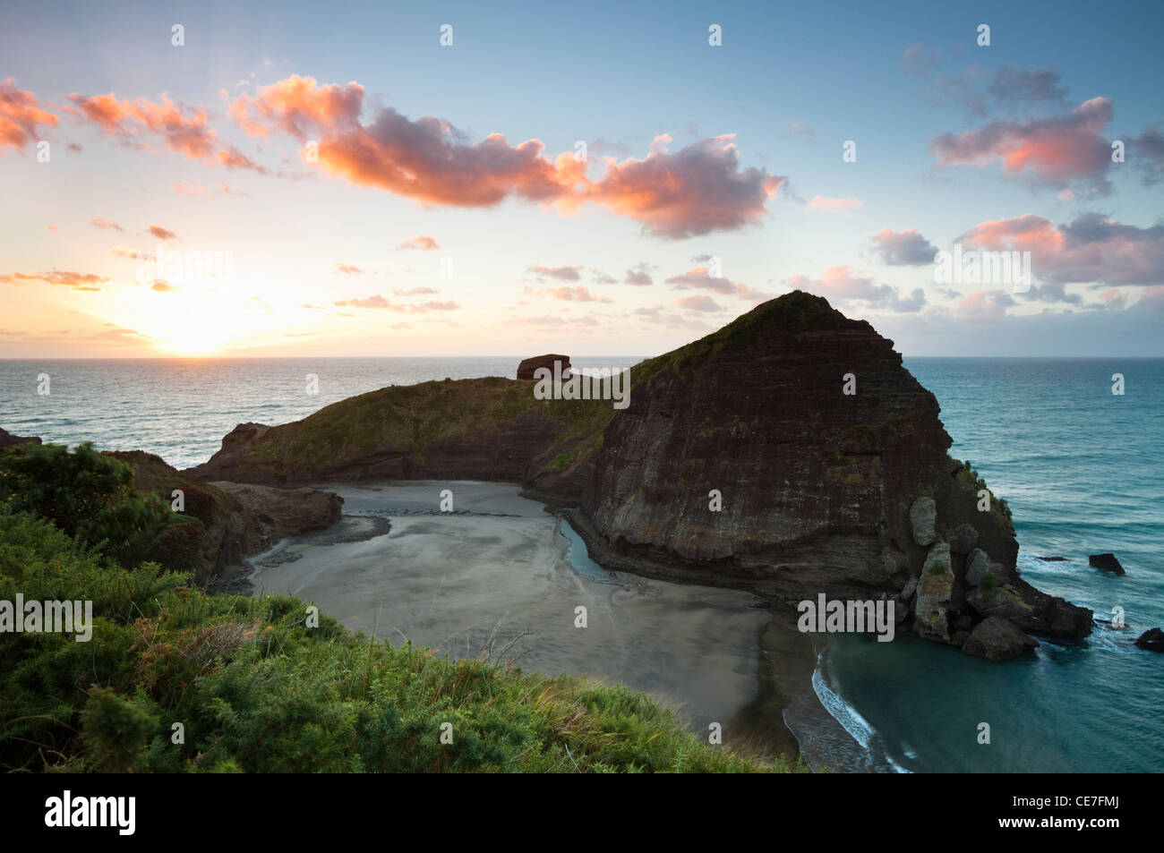 Southern end of Piha beach at sunset. Piha, Waitakere Ranges Regional ...