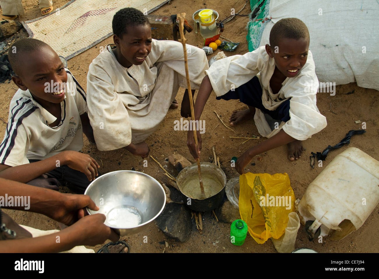 Refugee food camp children hi-res stock photography and images - Alamy