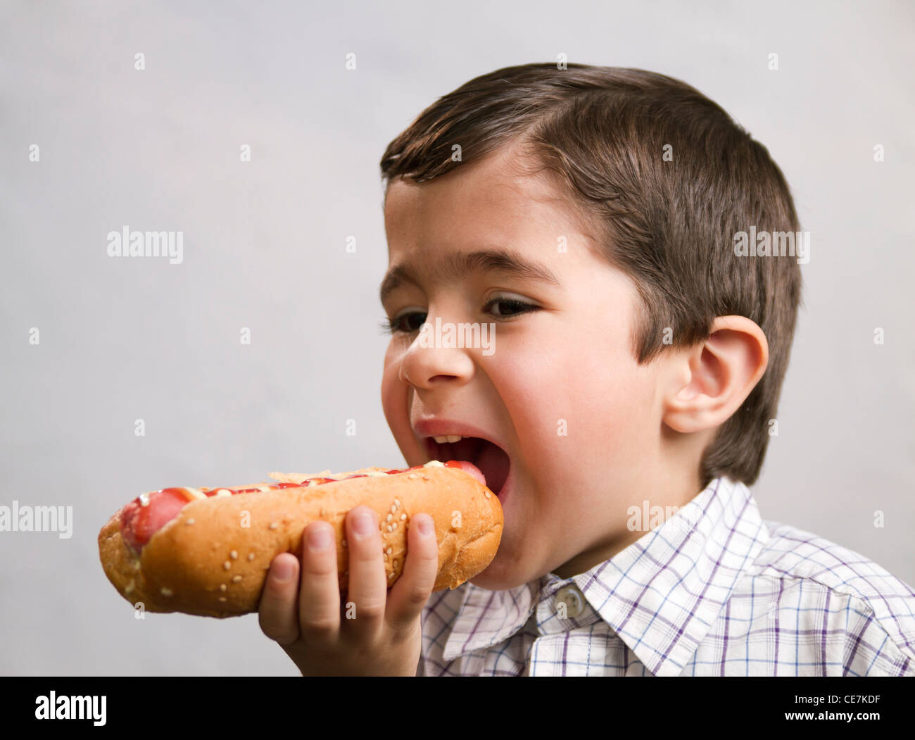 Kid eating hot dog hi-res stock photography and images - Alamy