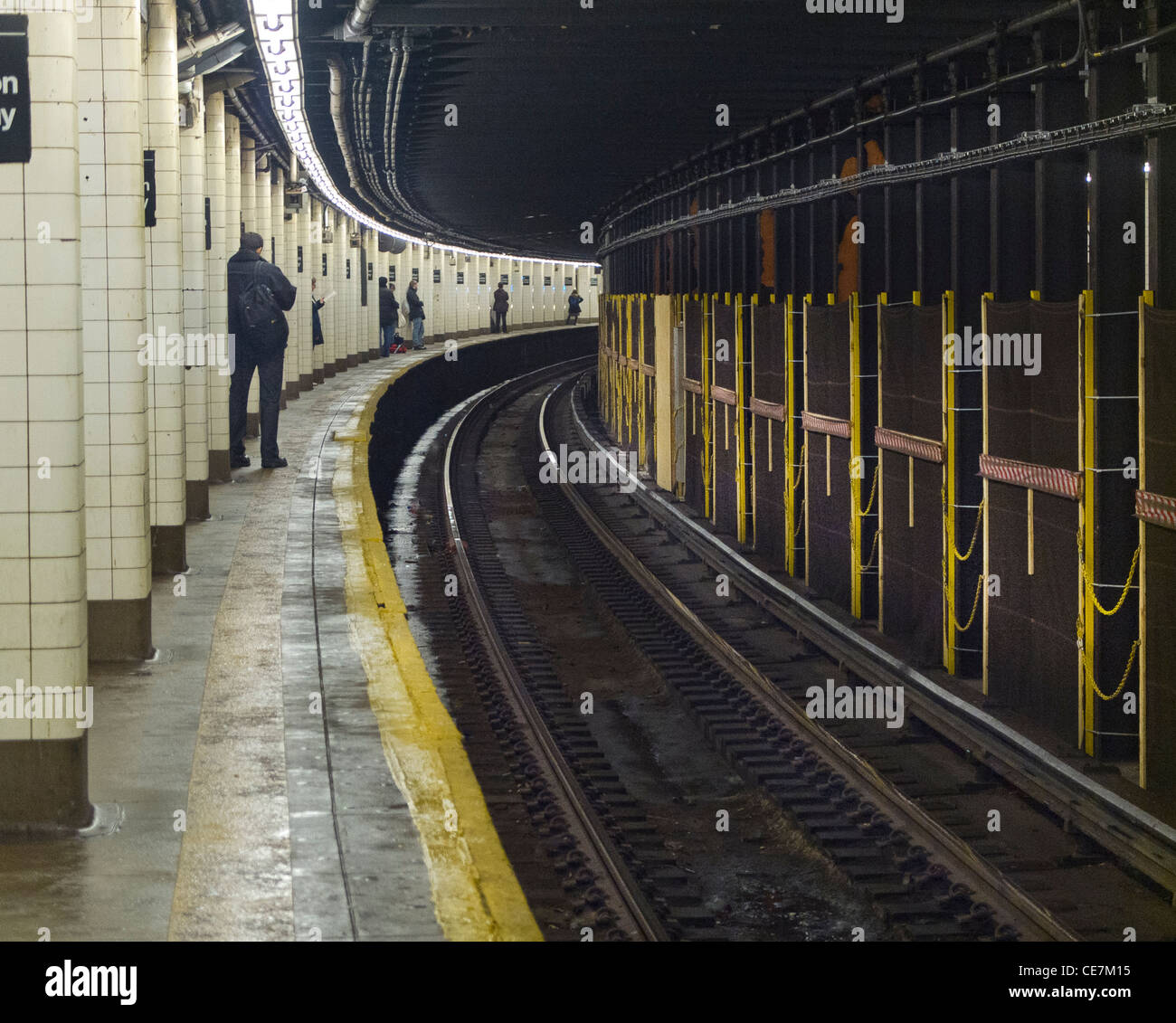 subway train platform Stock Photo - Alamy
