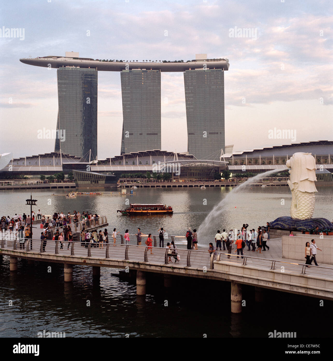 Merlion Park and Marina Bay Sands Hotel and the Singapore skyline in ...