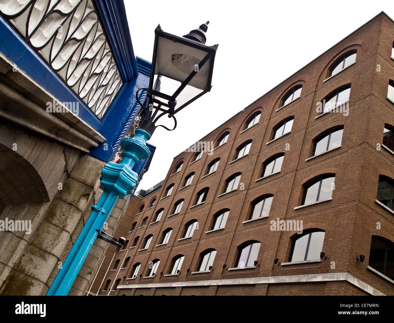 Edificio blu hi-res stock photography and images - Alamy