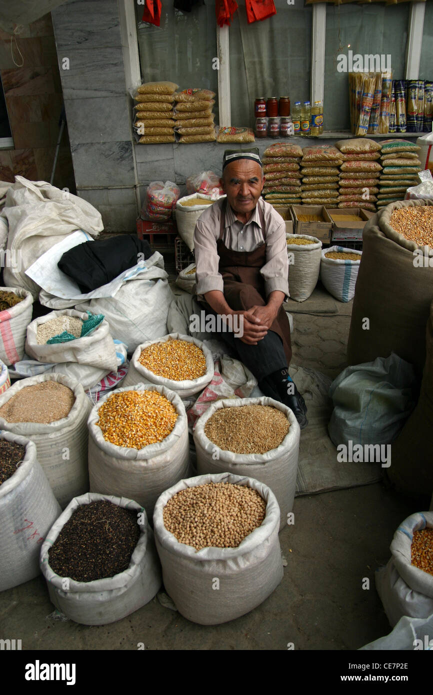 Traditional man selling spices in a market in Samarkand in Uzbekistan ...