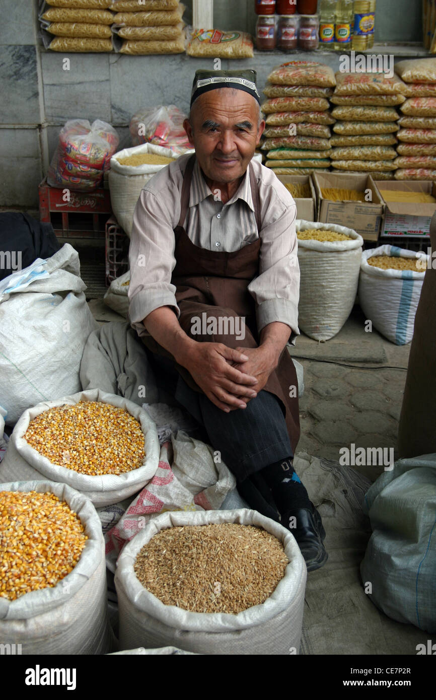 Traditional man selling spices in a market in Samarkand in Uzbekistan ...