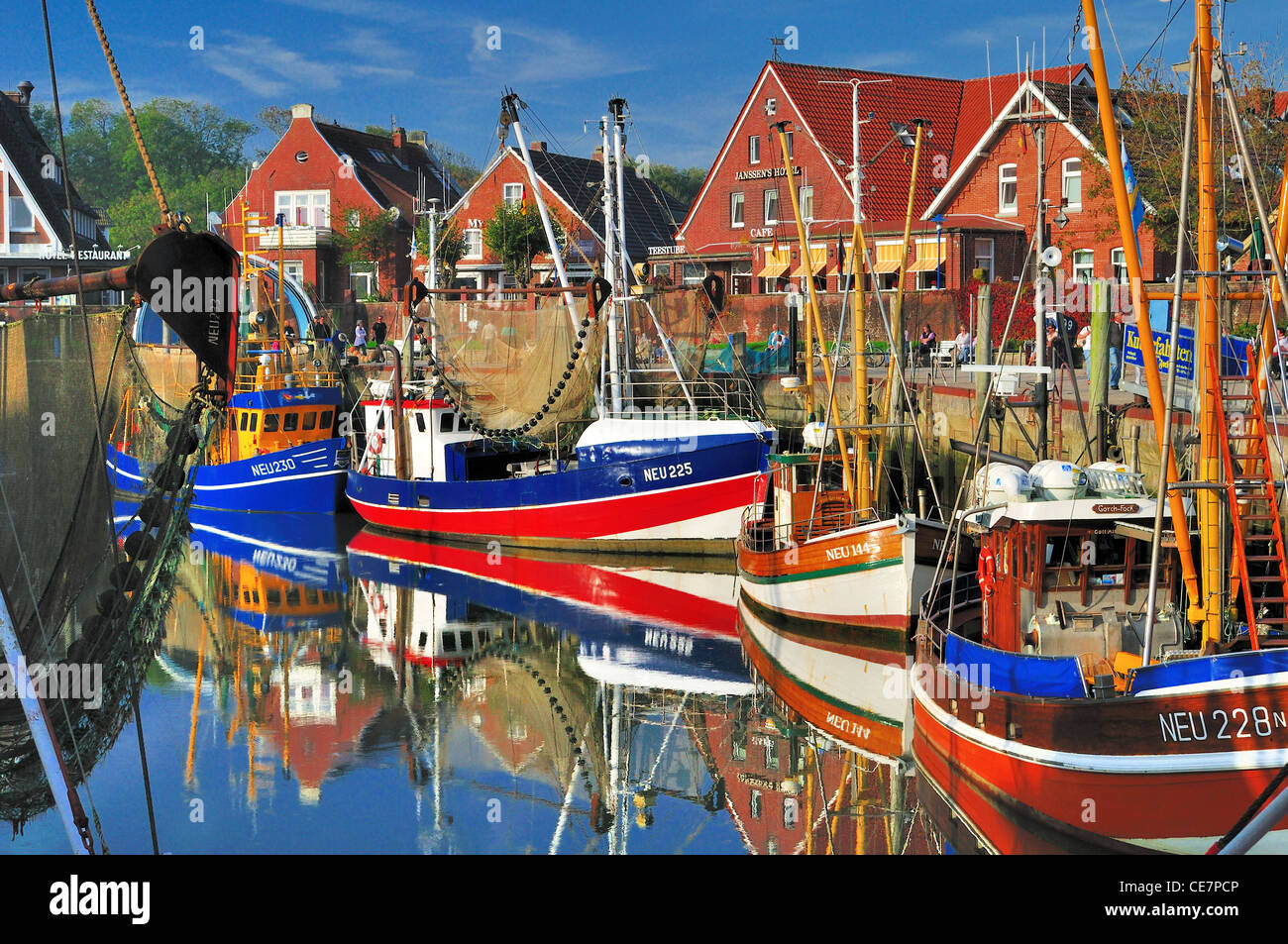 Colourful ships hi-res stock photography and images - Alamy