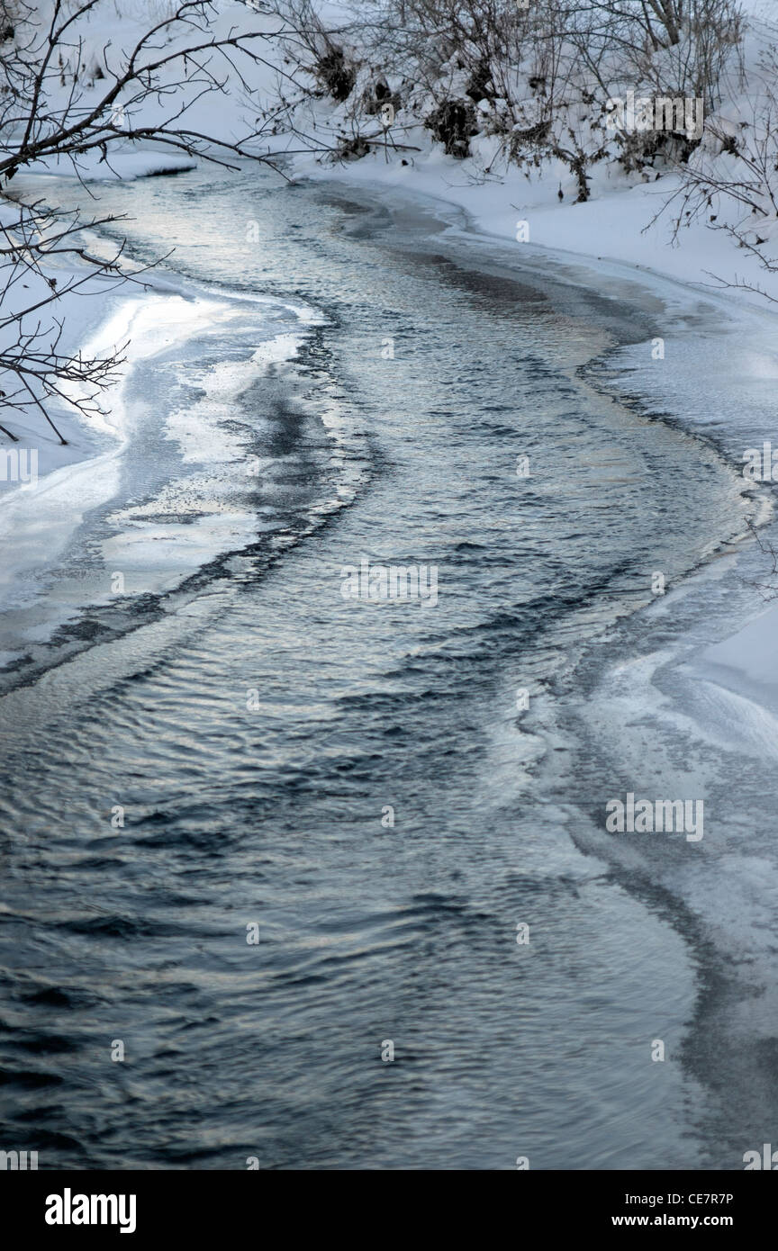 Icy riverbank hi-res stock photography and images - Alamy