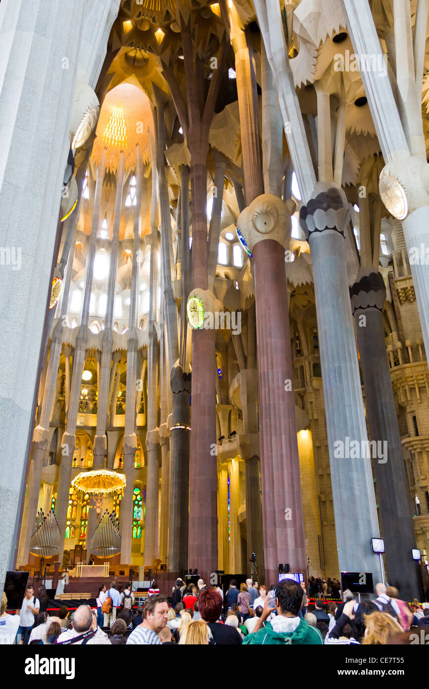Tourists viewing Gaudi cathedral, the Sagrada Familia Stock Photo - Alamy