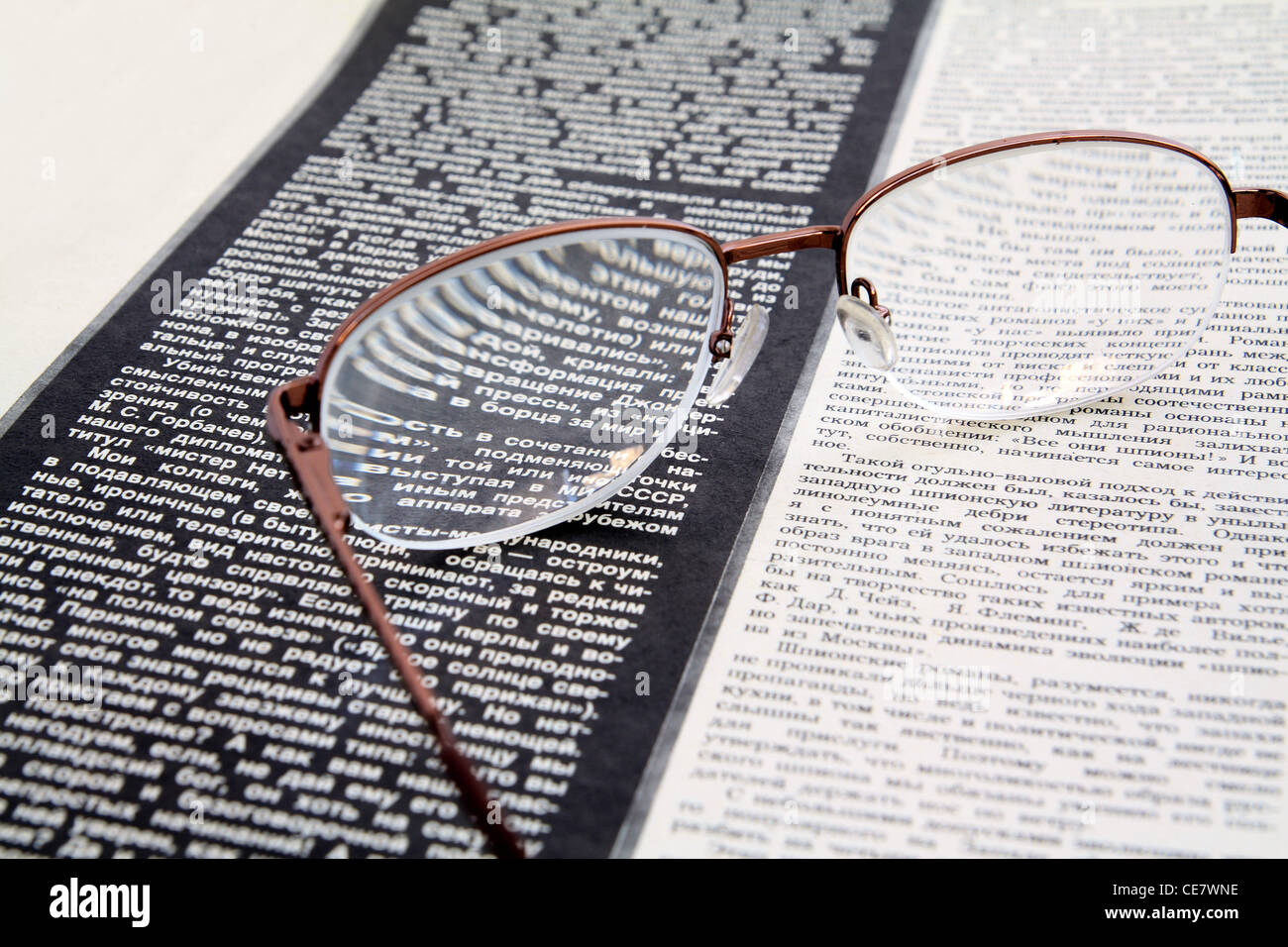 spectacles on newspaper Stock Photo - Alamy