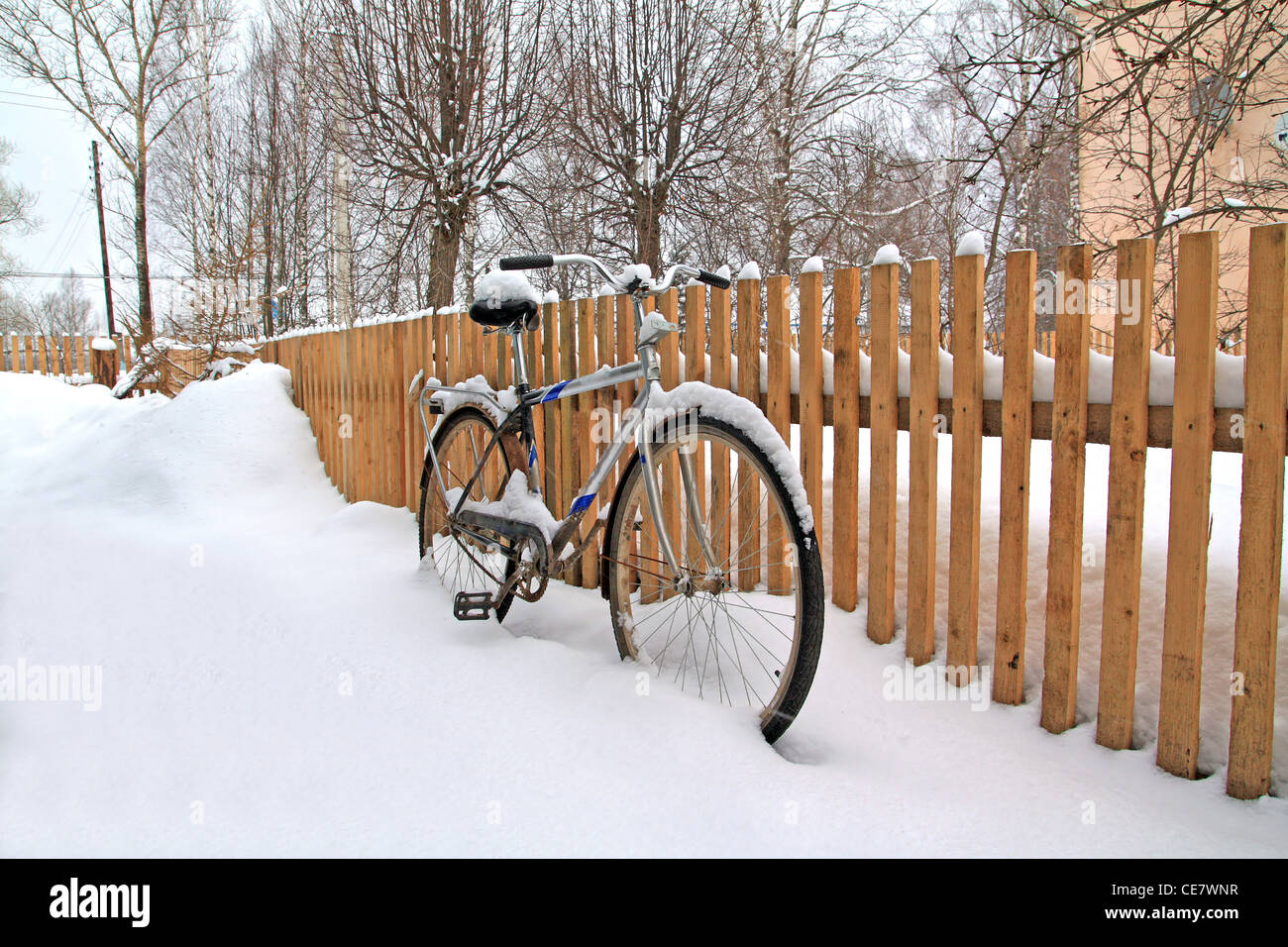 Old white bicycle near hi-res stock photography and images - Alamy