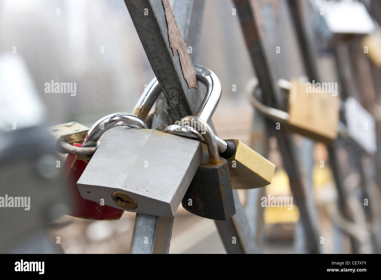 Love locks connected to the brooklyn bridge new york Stock Photo - Alamy