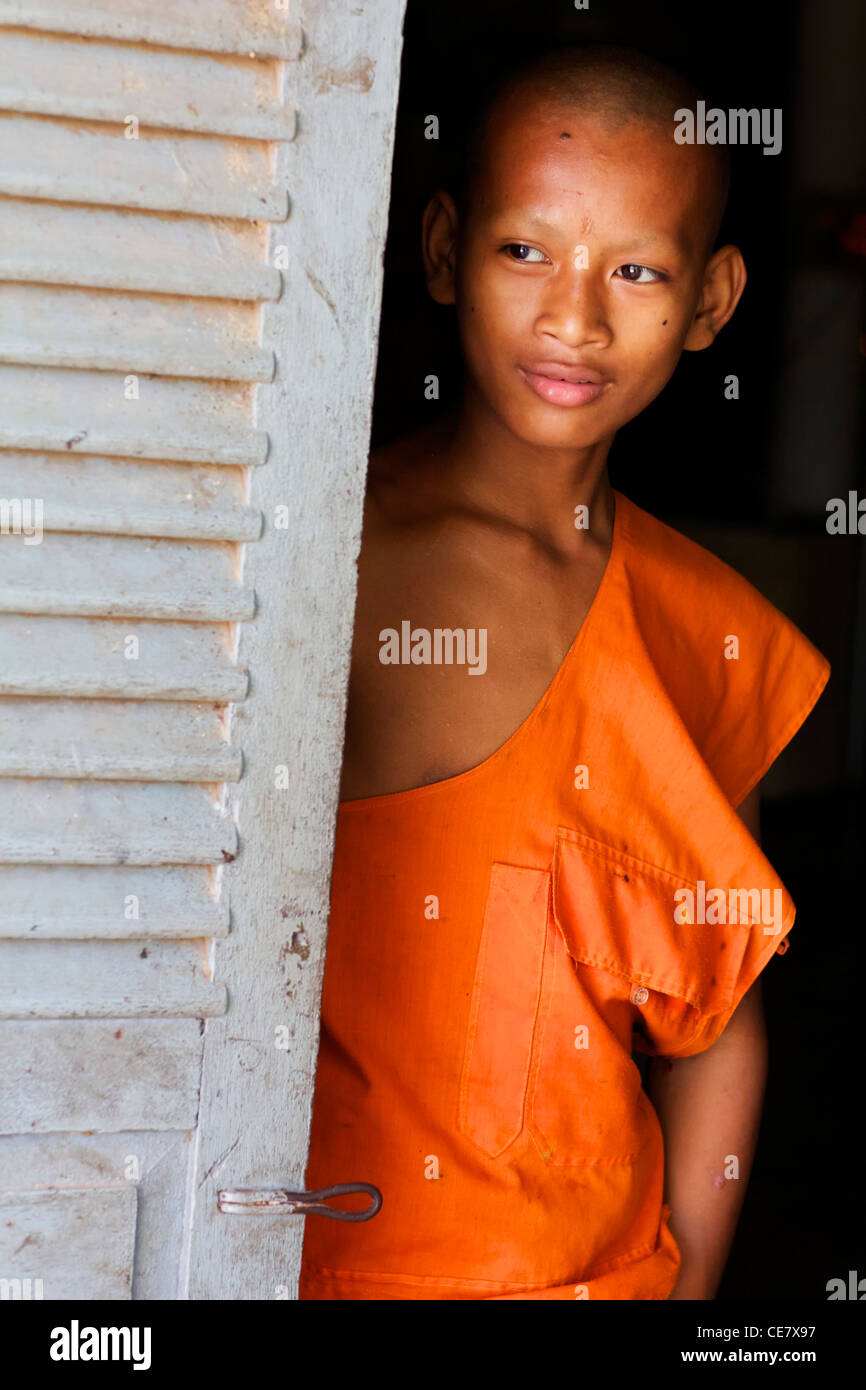 Young boy Buddhist Monk standing in door at Wat Chowk in Siem Reap ...