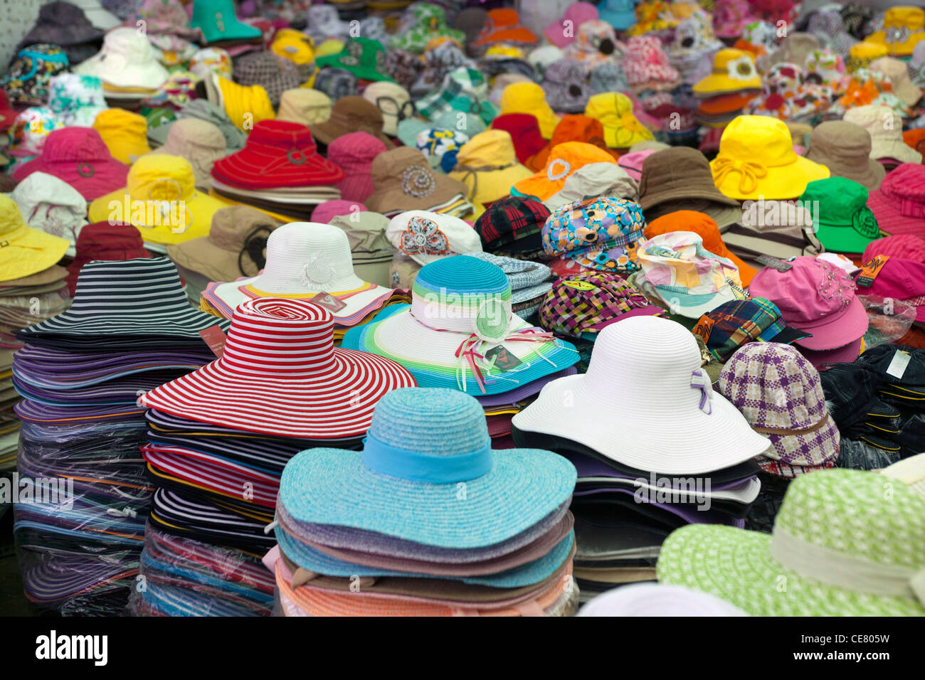 Hat stall market sale hi-res stock photography and images - Alamy