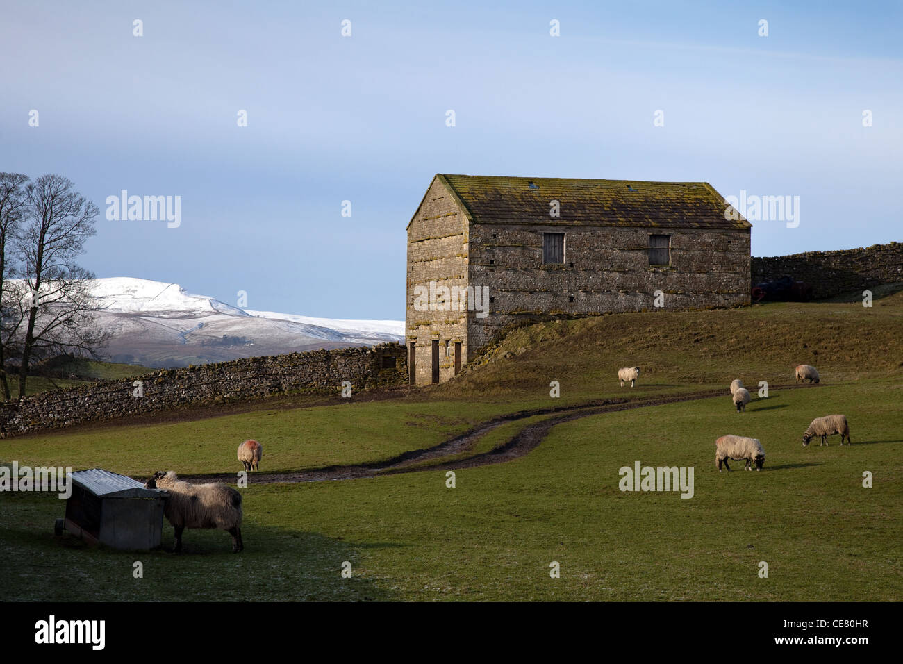 Limestone barns hi-res stock photography and images - Alamy