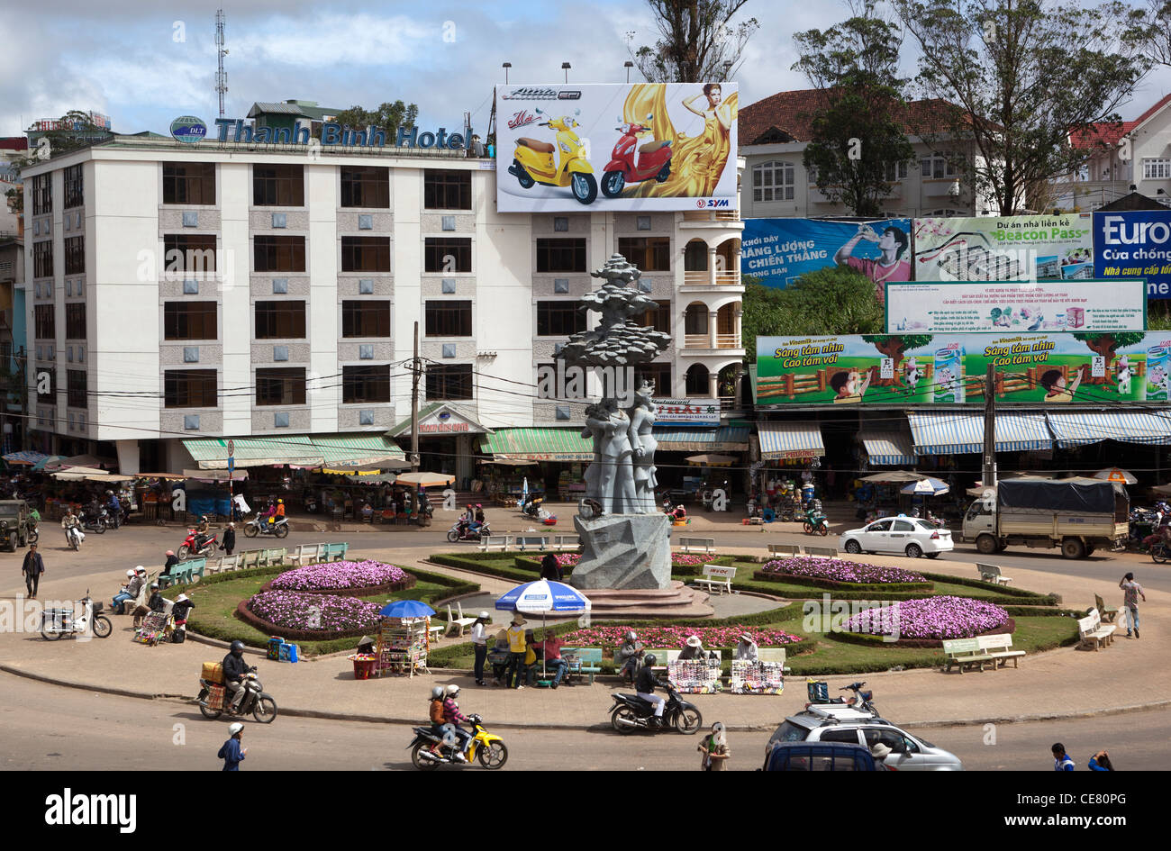 Statue roundabout hi-res stock photography and images - Alamy