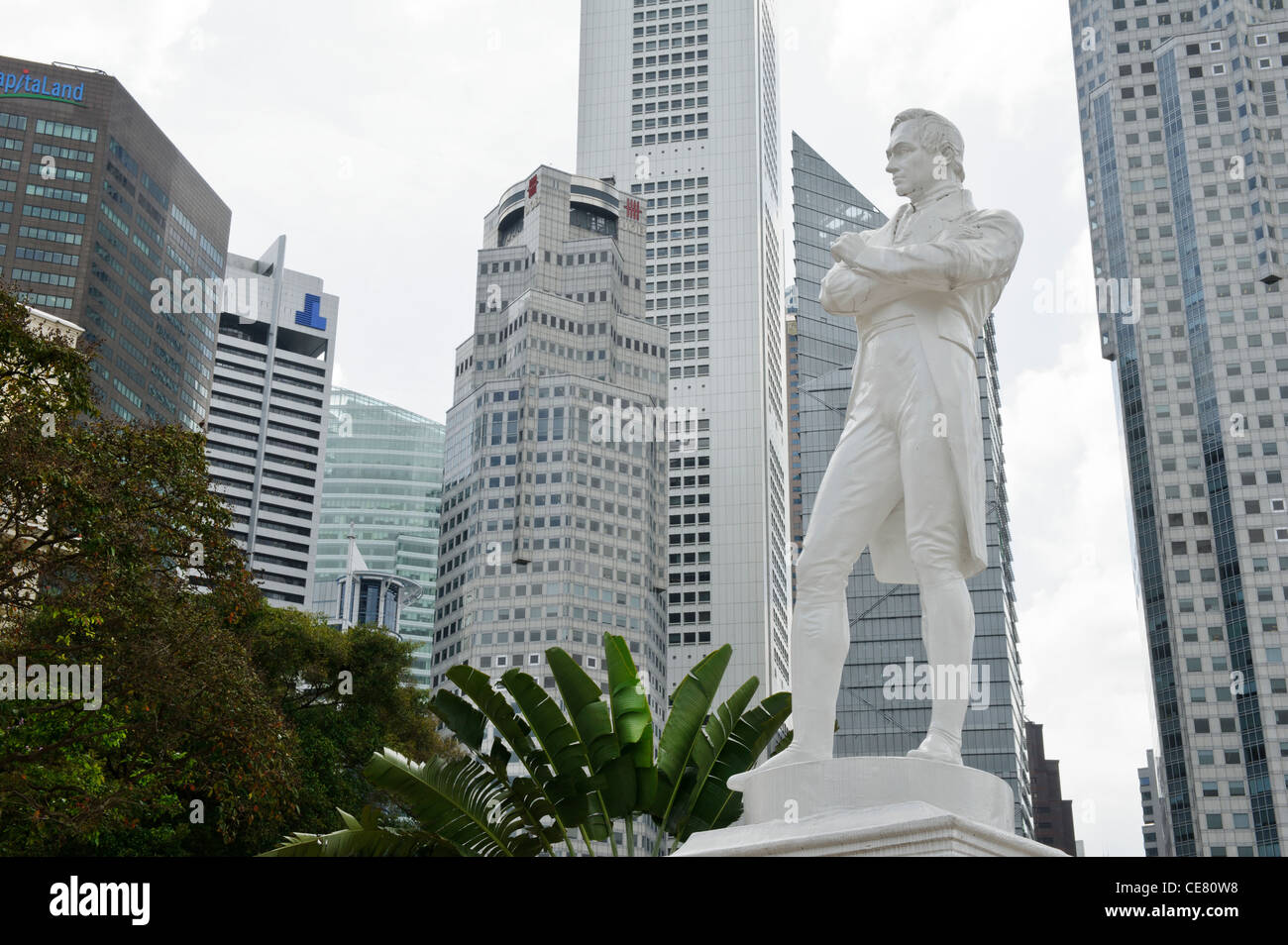 Sir Stamford Raffles Statue, Singapore Stock Photo - Alamy