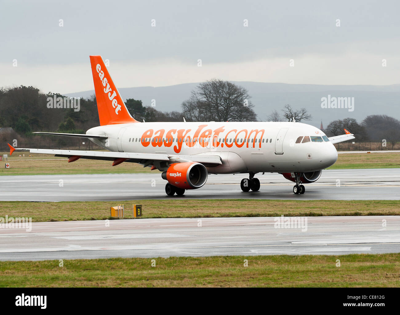 EasyJet Airlines Airbus A320-214 Airliner Taxiing in Wet Weather at ...