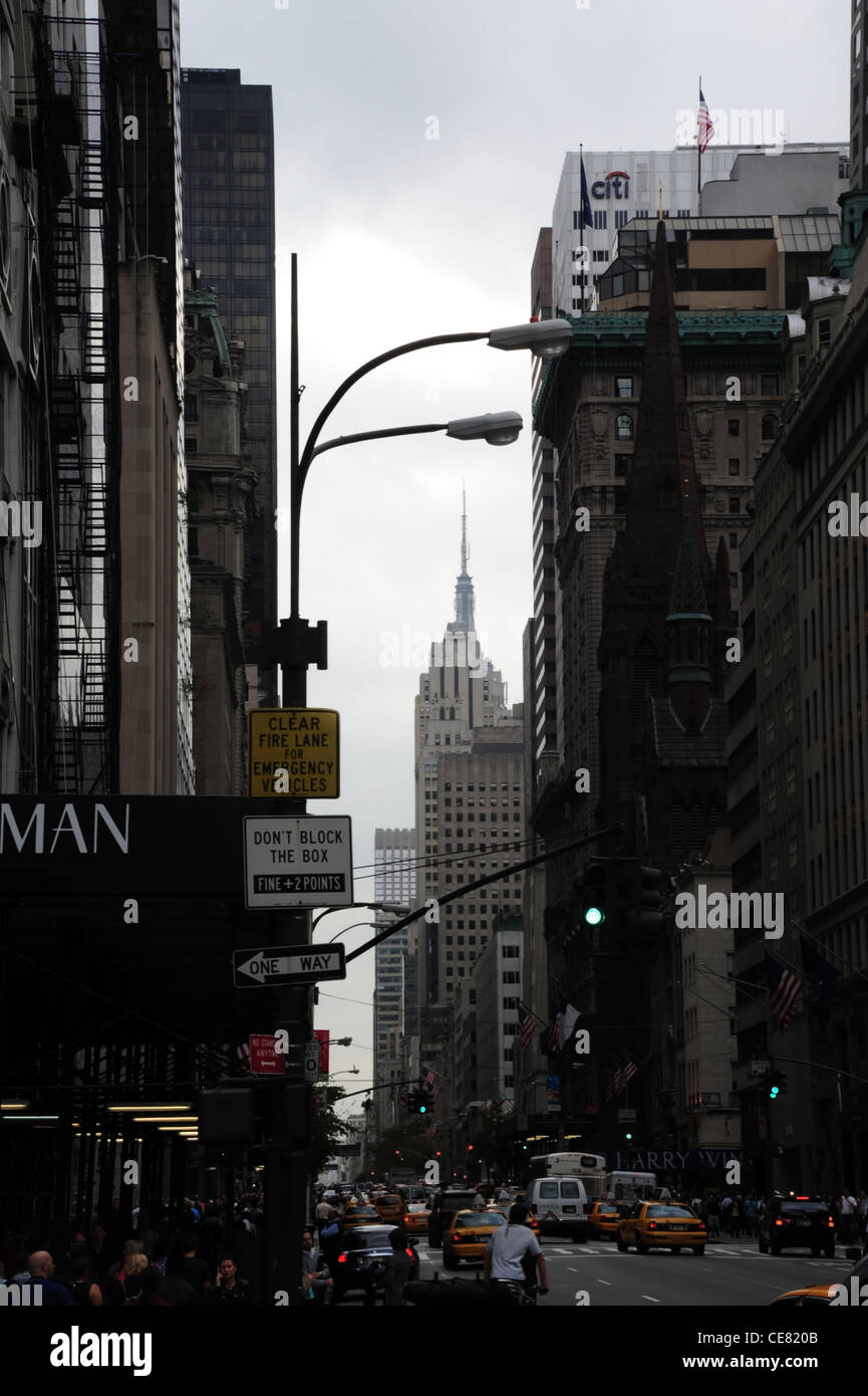 1 empire state building rising centre mid distance view hi-res stock photography and images - Alamy
