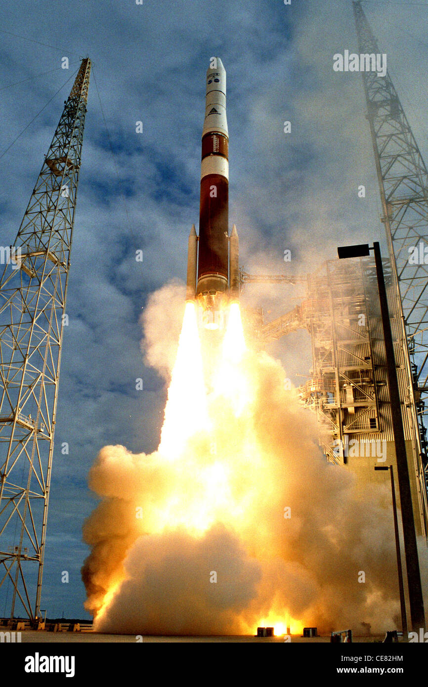 Delta iv booster hi-res stock photography and images - Alamy