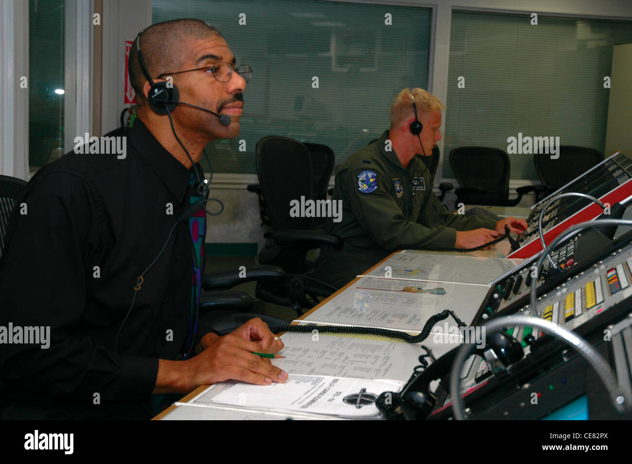 Night space shuttle landing hi-res stock photography and images - Alamy