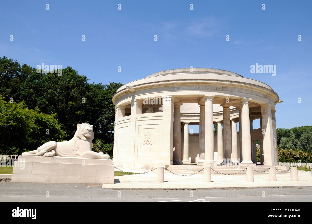 The Ploegsteert Memorial commemorates more than 11,000 men of the UK ...