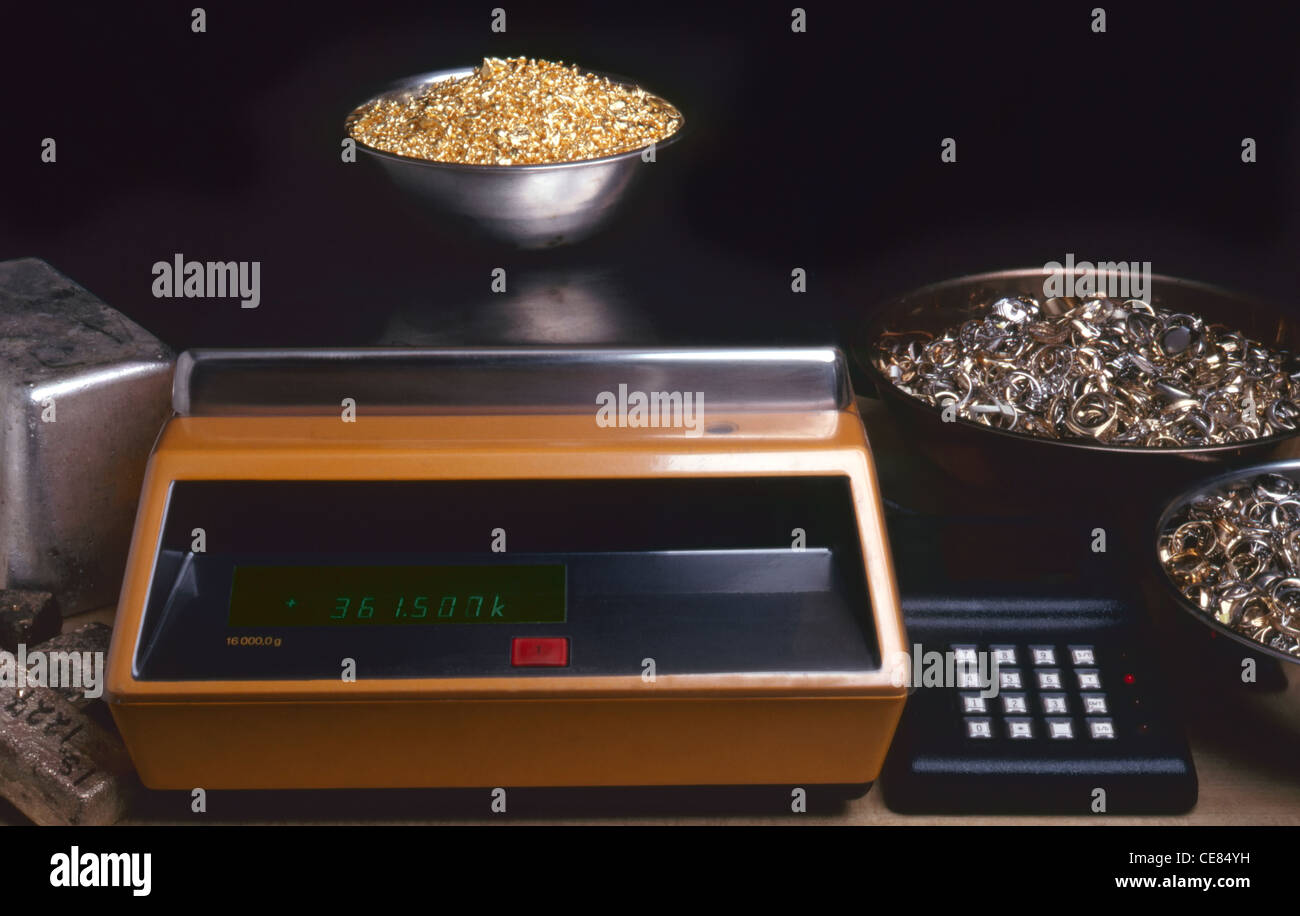 Scale weighing gold hi-res stock photography and images - Alamy