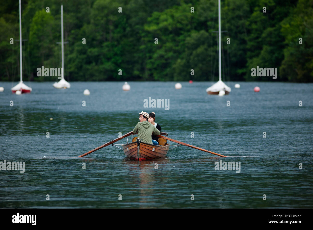 Japanese couple in rowing boat hi-res stock photography and images - Alamy