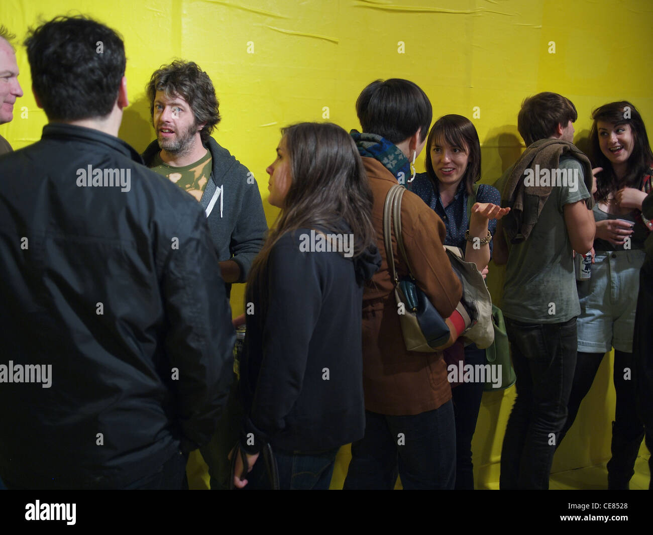 Opening art crowd hi-res stock photography and images - Alamy