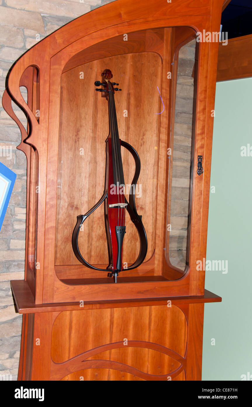 Modern violin hi-res stock photography and images - Alamy