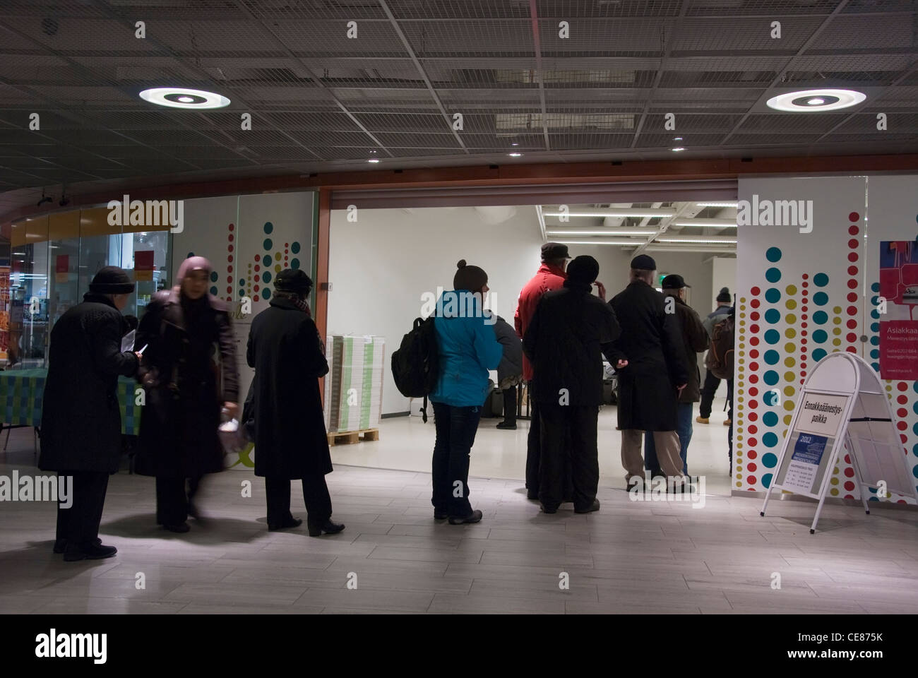 Voting queue hi-res stock photography and images - Alamy