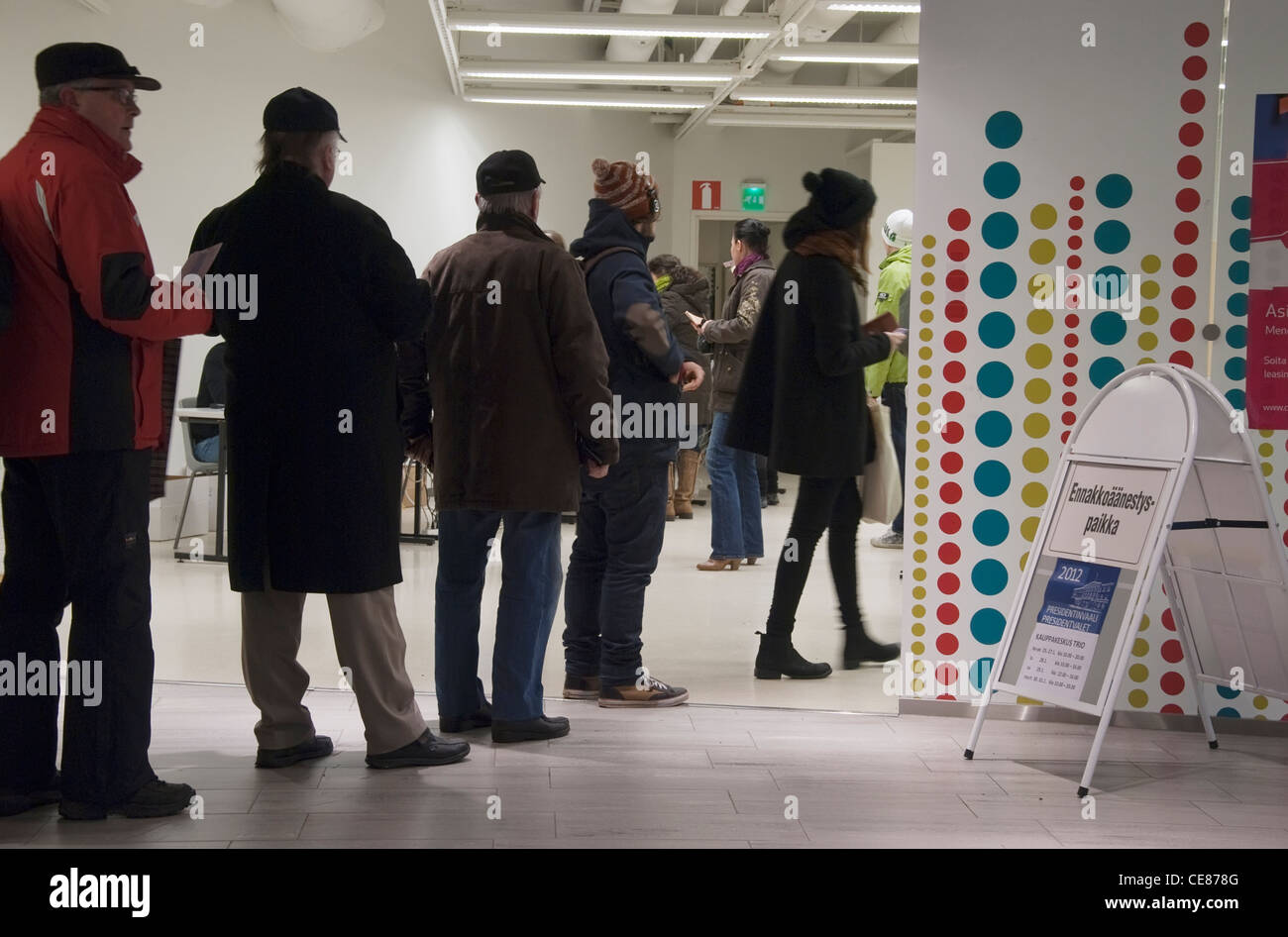 Voting queue hi-res stock photography and images - Alamy