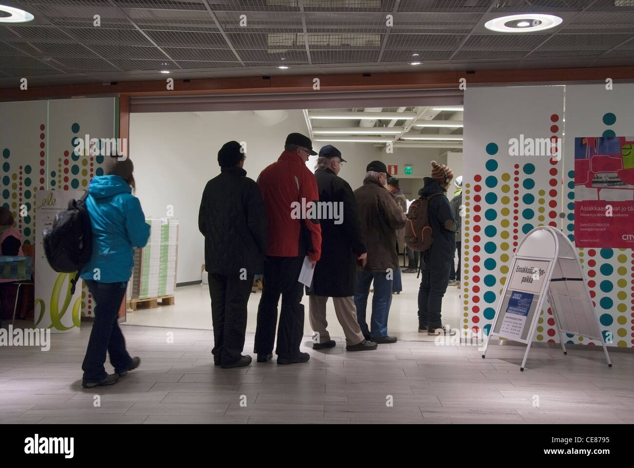 Voting queue hi-res stock photography and images - Alamy