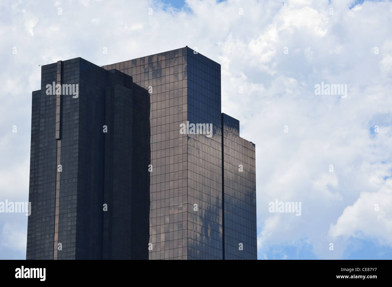 Skyscraper reflection glass mirror hi-res stock photography and images ...