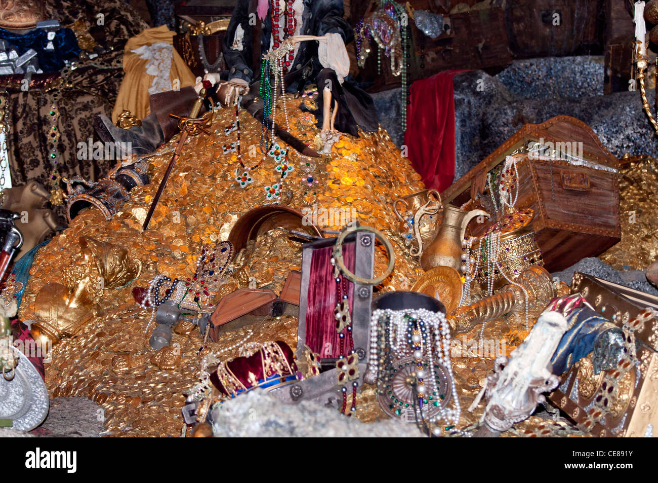 Gold and gem stone hi-res stock photography and images - Alamy