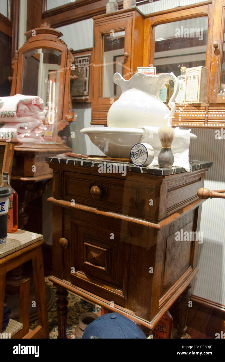 Vintage store front hi-res stock photography and images - Alamy
