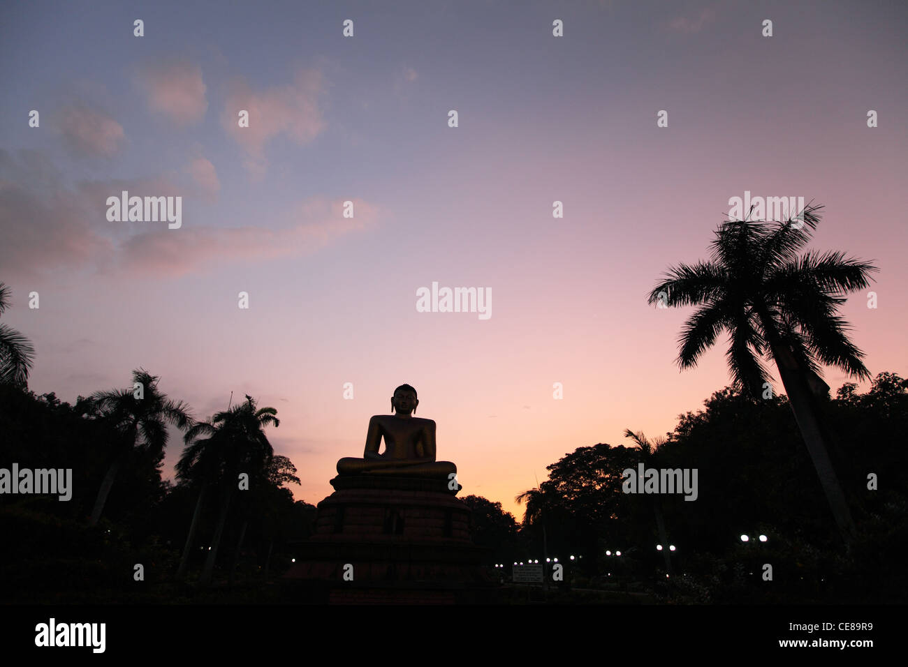 Buddha statue in viharamahadevi park hi-res stock photography and ...