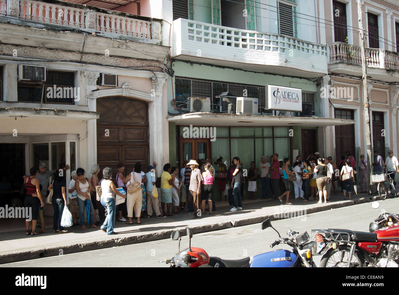 Cue outside a Cuban bank Stock Photo - Alamy