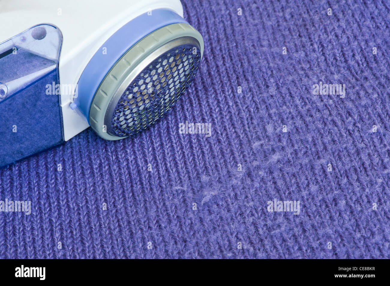 Lint remover - knitted wool partially cleaned from lint Stock Photo - Alamy