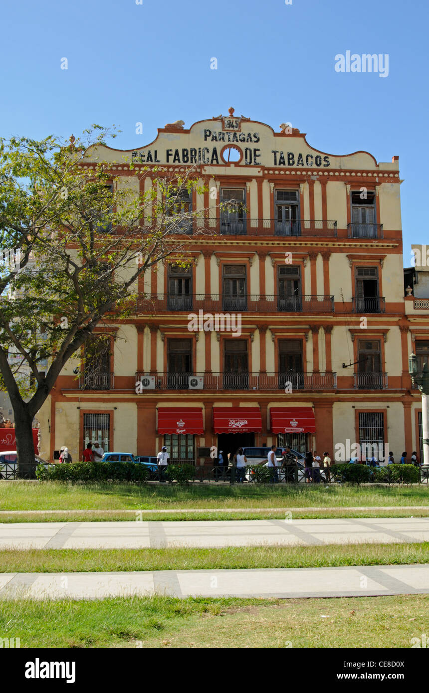Tobacco and factory hi-res stock photography and images - Alamy