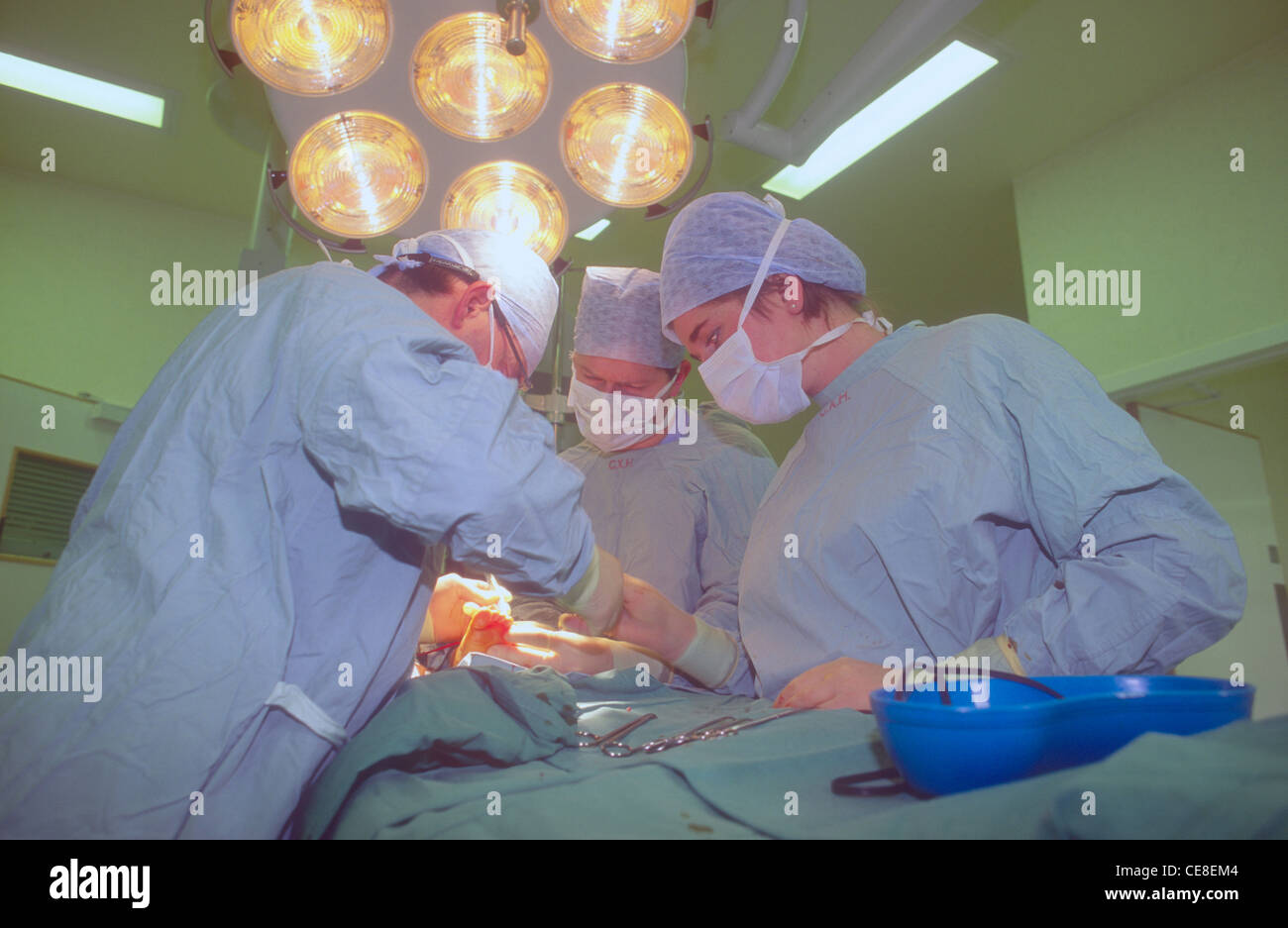 Nhs staff in an operating theatre hi-res stock photography and images ...