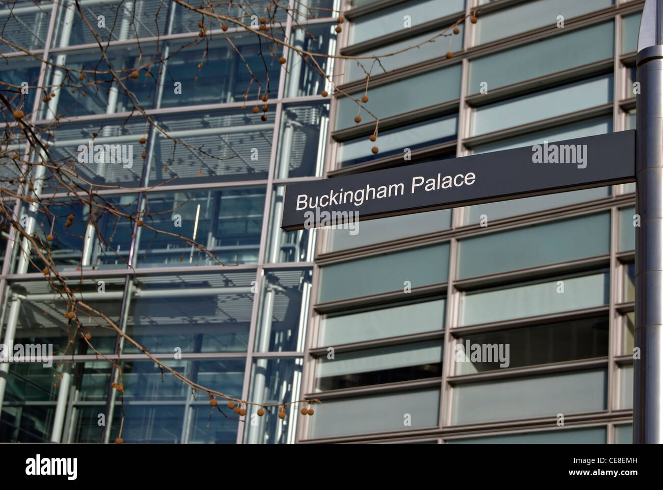 Buckingham palace sign hi-res stock photography and images - Alamy