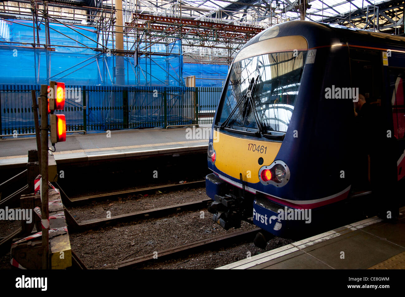 Edinburgh waverley station hi-res stock photography and images - Alamy