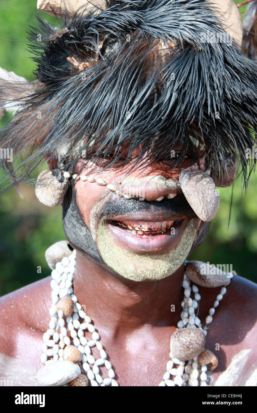 Papua new guinea man in tribal dress hi-res stock photography and ...