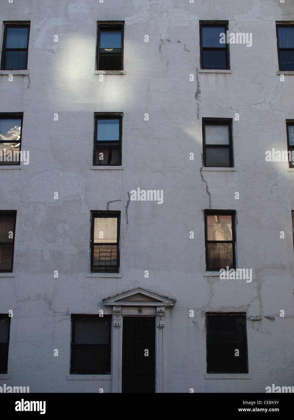 Cracks in building facade, Brooklyn, New York Stock Photo - Alamy