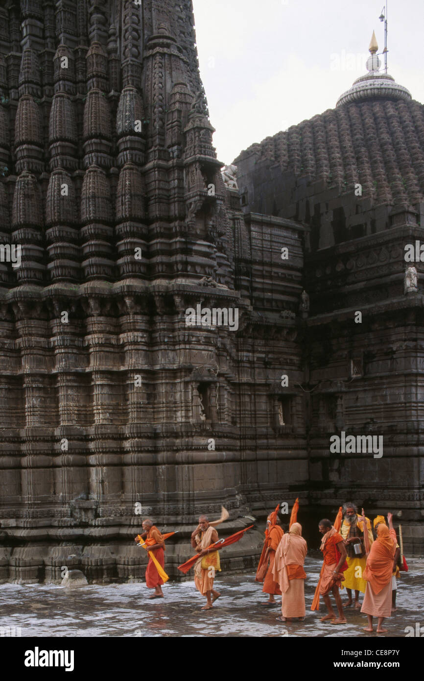 AAD 81138 : indian priests in saffron clothes at trimbakeshwar temple ...