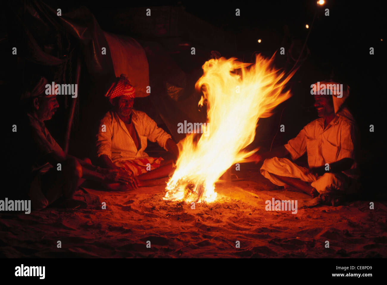 Camp fire night men hi-res stock photography and images - Alamy