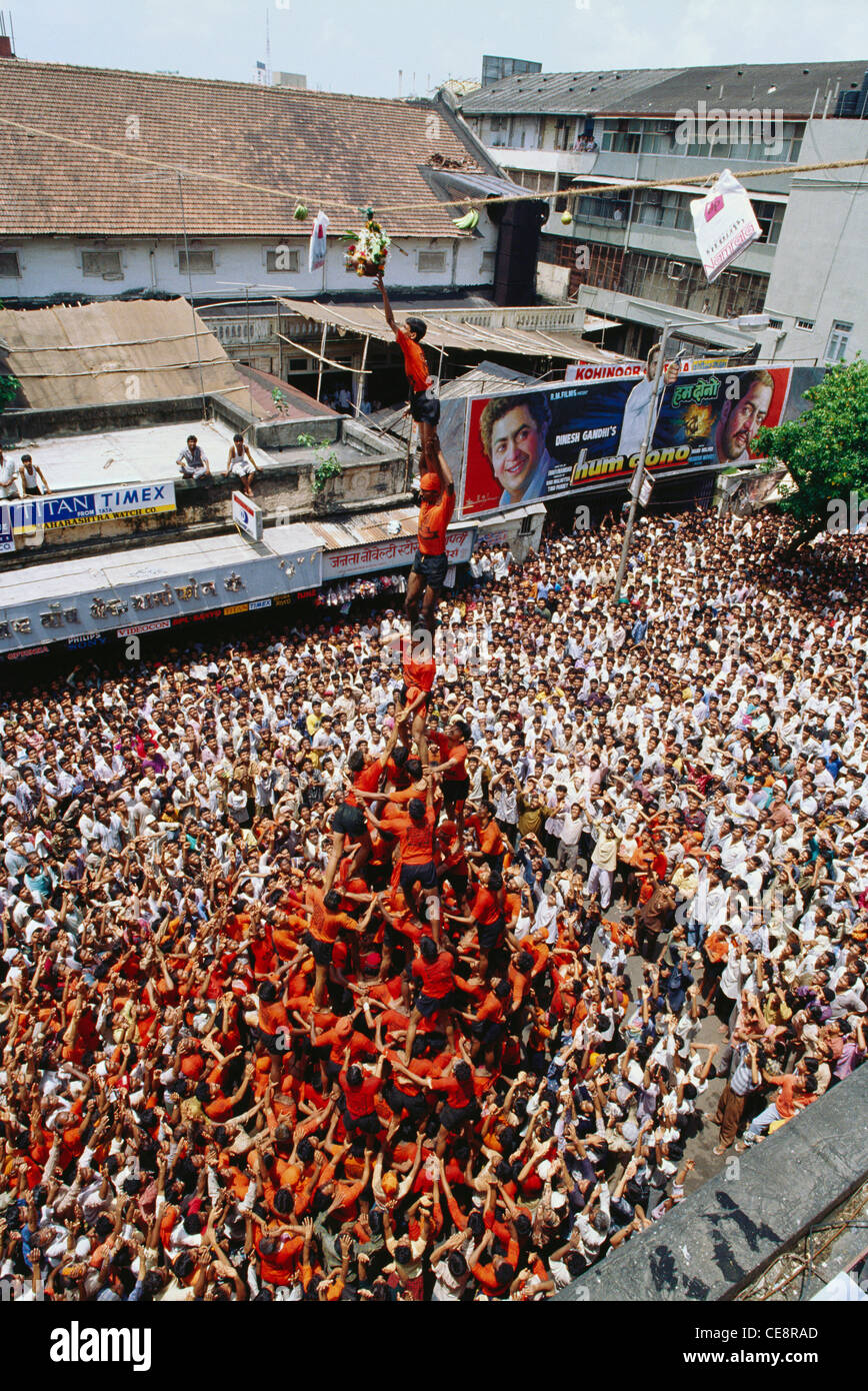 Human Pyramid to break pot on Janmashtami gokul ashtami govinda ...