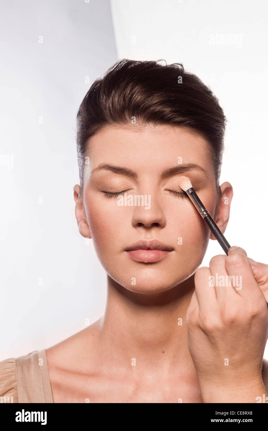 How to apply eyeshadow hi-res stock photography and images - Alamy