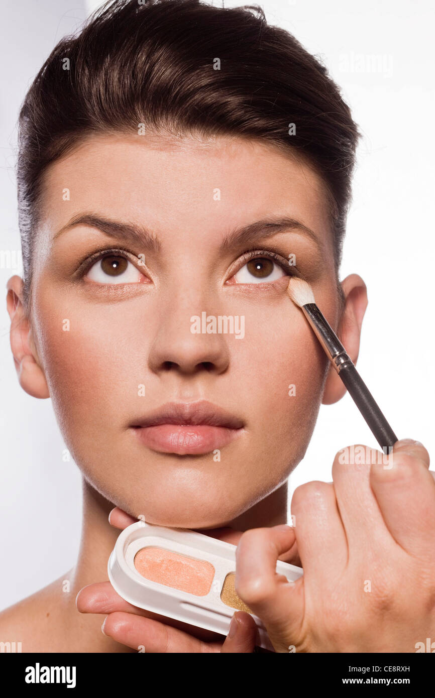 How to apply eyeshadow hi-res stock photography and images - Alamy