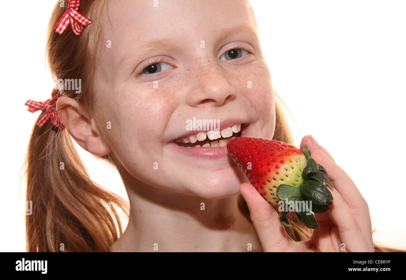 Kids eating raspberries hi-res stock photography and images - Alamy