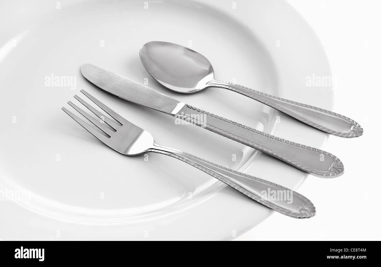 Dinner ware and white plate setting Stock Photo - Alamy
